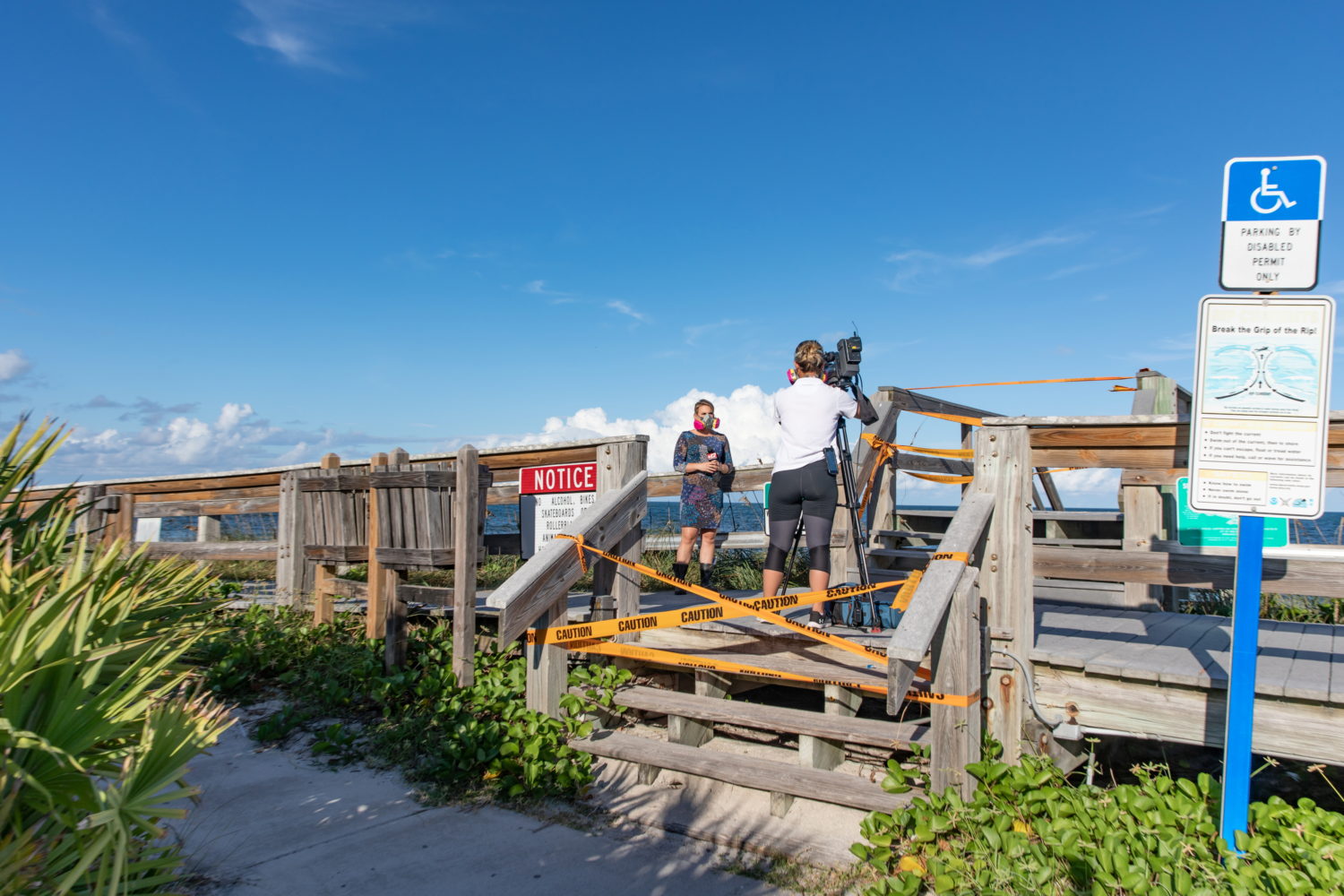 Red tide puts big damper on outdoor dining - Vero News