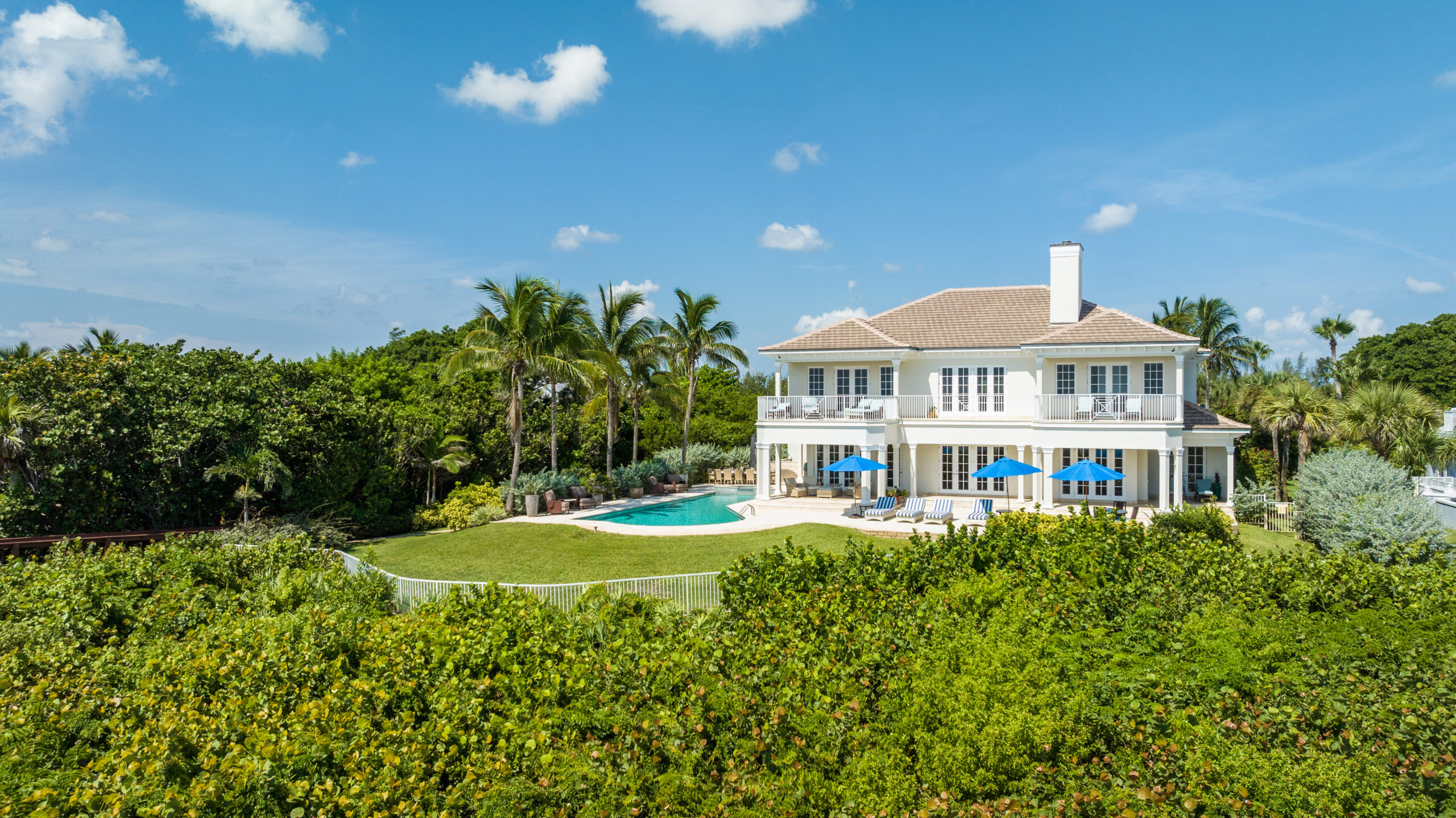 Two lots to love: Majestic oceanfront estate sits on ‘a huge piece of ...